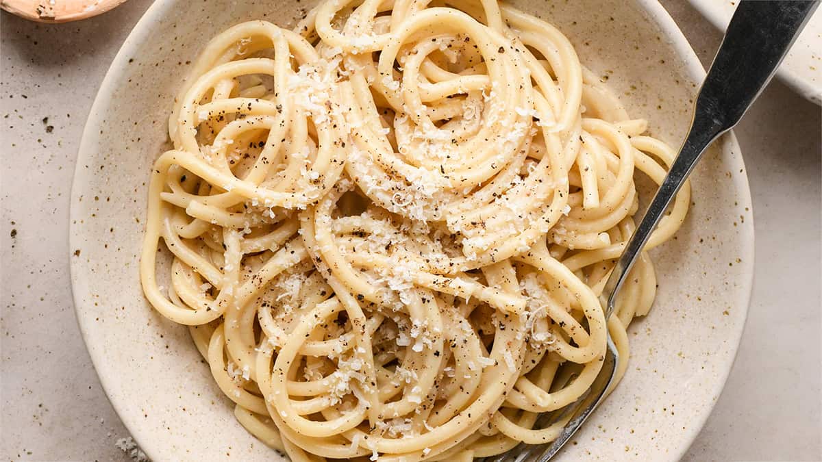 Cacio e Pepe Pasta - JoyFoodSunshine